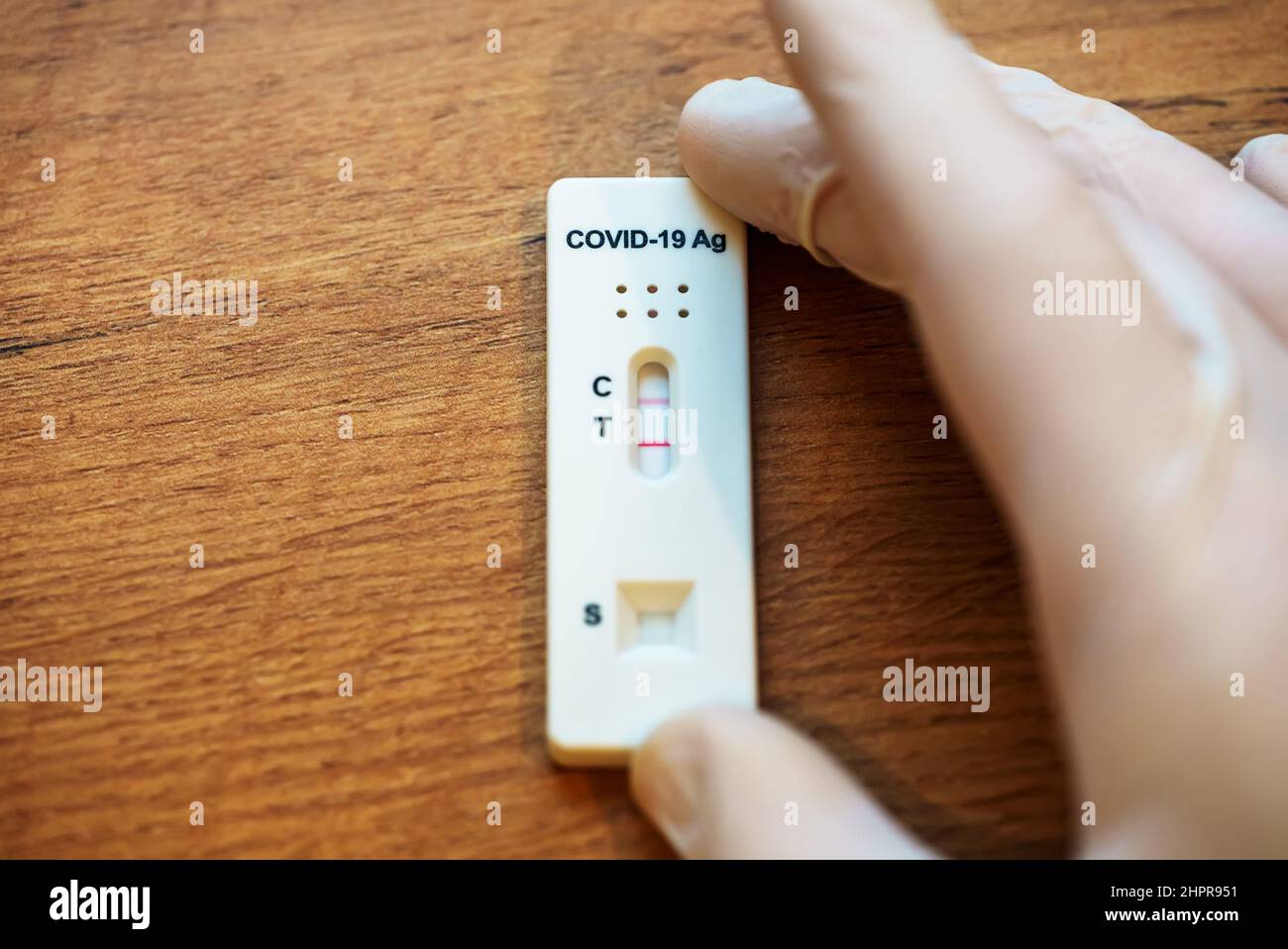 Virologe zeigt positiven Antigen-Schnelltest auf Coronavirus ...