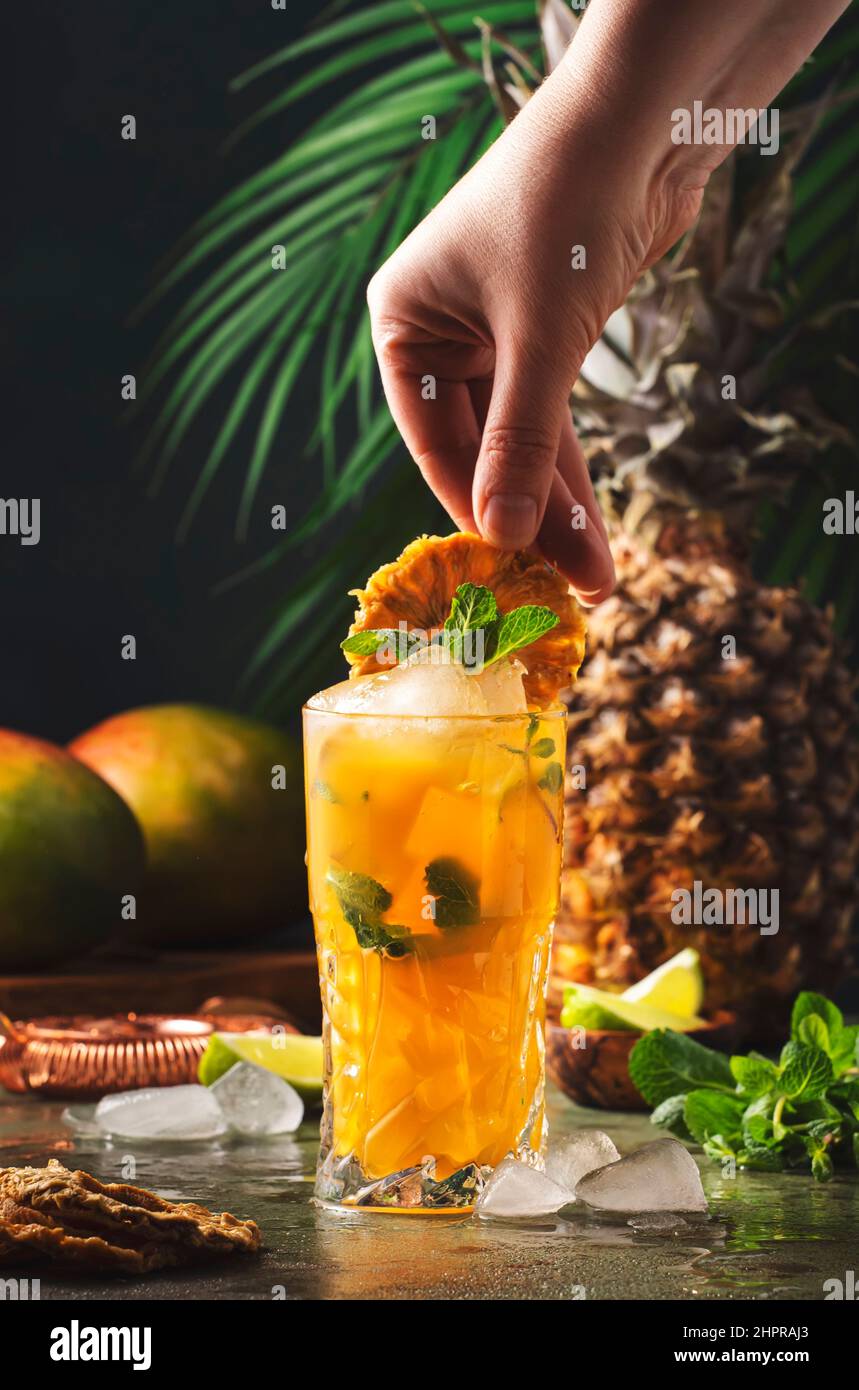 Sommercocktail mit Wodka, Ananassaft, Mango, Eis. Longdrink oder kalter Mocktail. Der Barkeeper ...