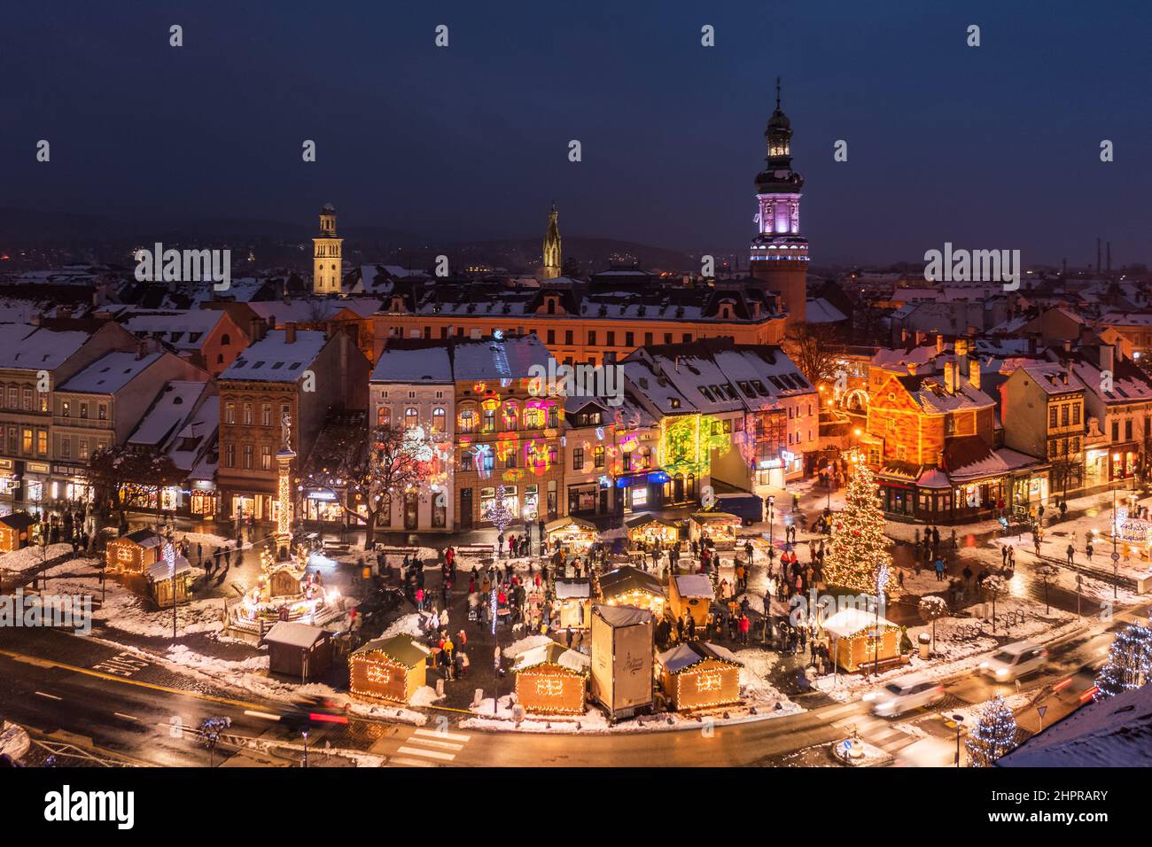 Panorama-Luftaufnahme über den weihnachtsmarkt in Sopron ...