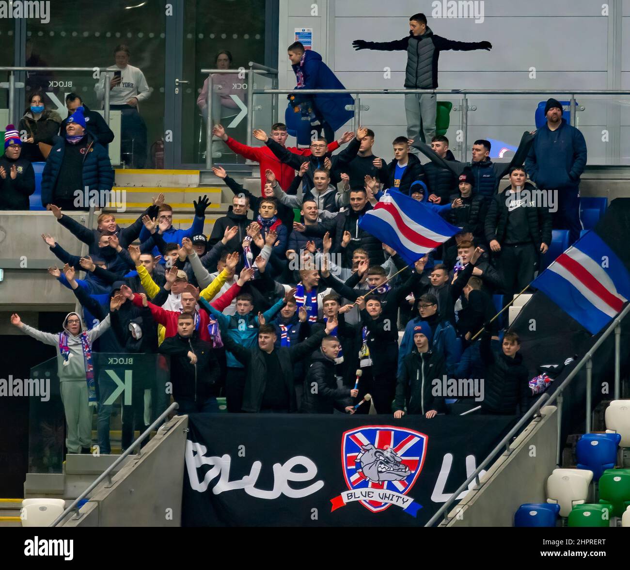 Die Blue Unity Fangruppe - Linfield vs Larne in der Premiership der ...