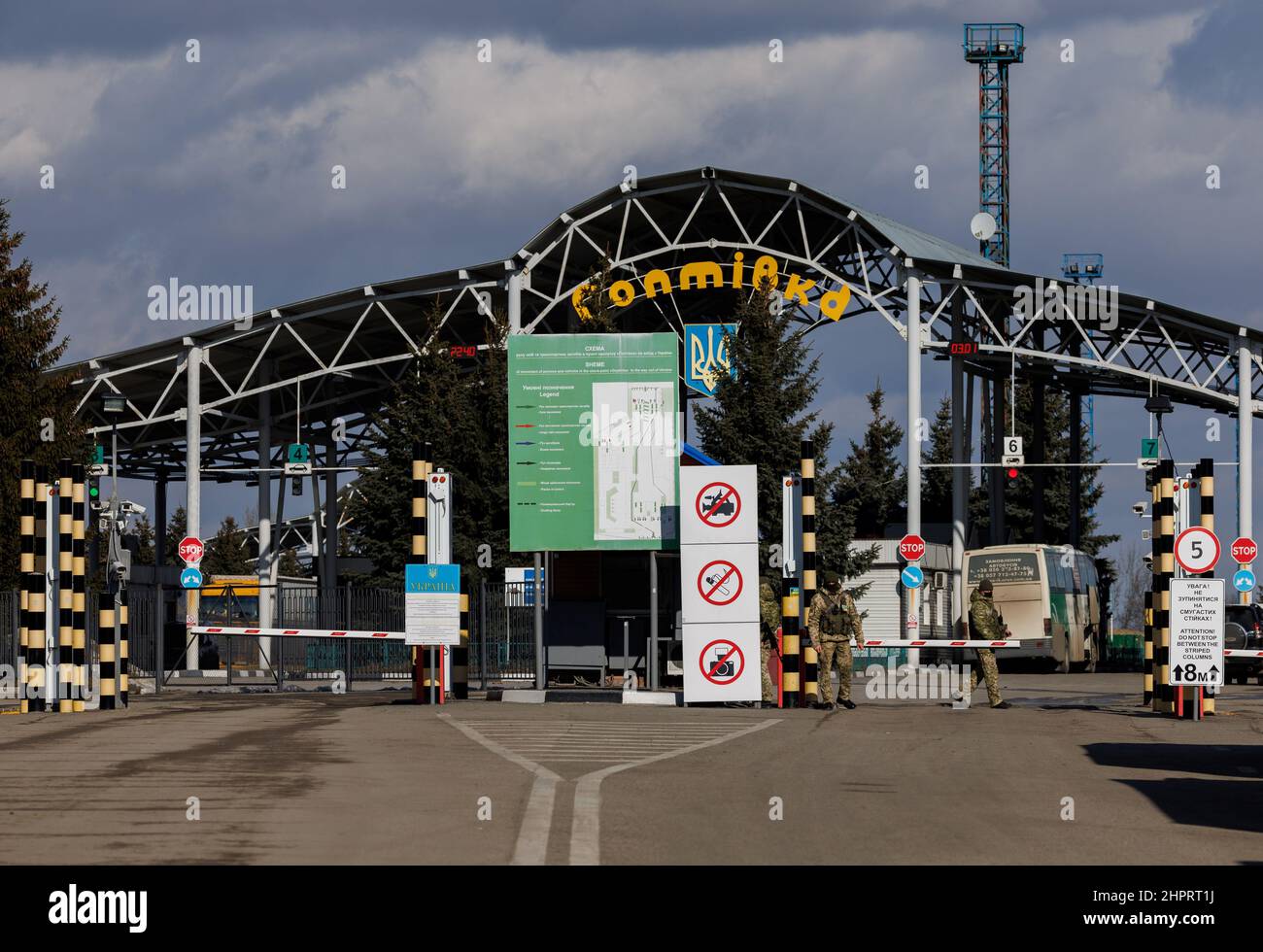 Ukrainische Grenzposten arbeiten am Grenzübergang Hoptivka (Goptowka ...