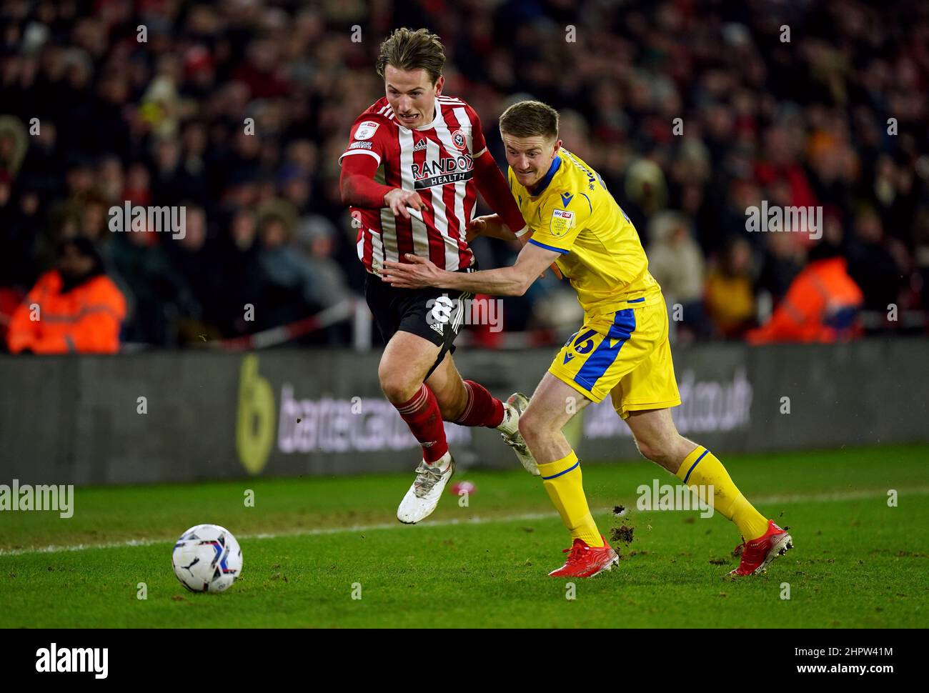 Sander Berge von Sheffield United und Darragh Lenihan von Blackburn ...