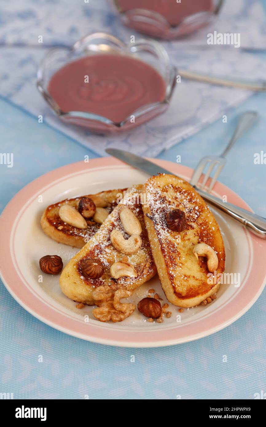 Schwäbische Küche, French Toast mit Nüssen und Rotwein-Sauce, in Fett ...