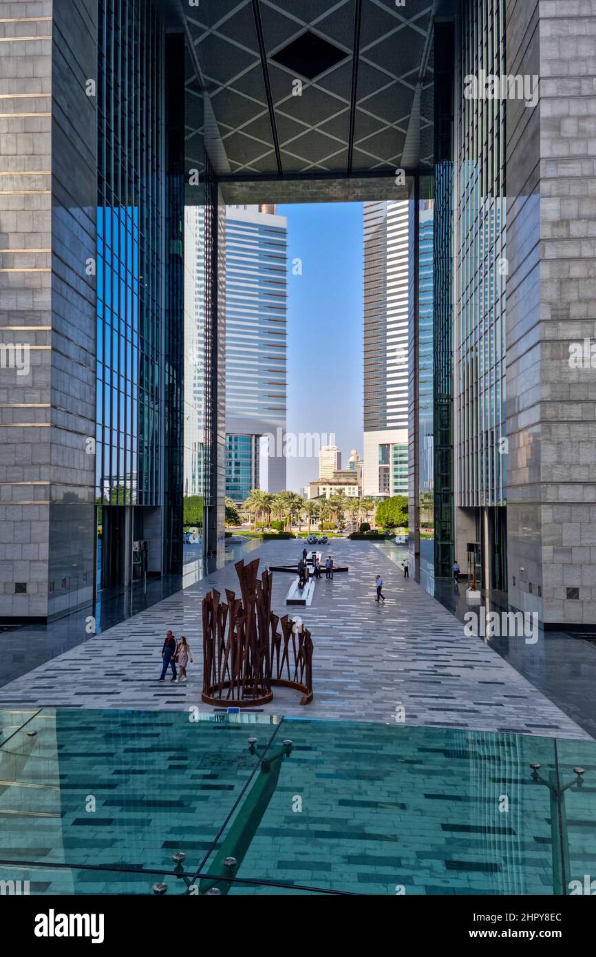 Blick durch das Tor, mit den Emirates Towers dahinter, im DIFC Dubai ...