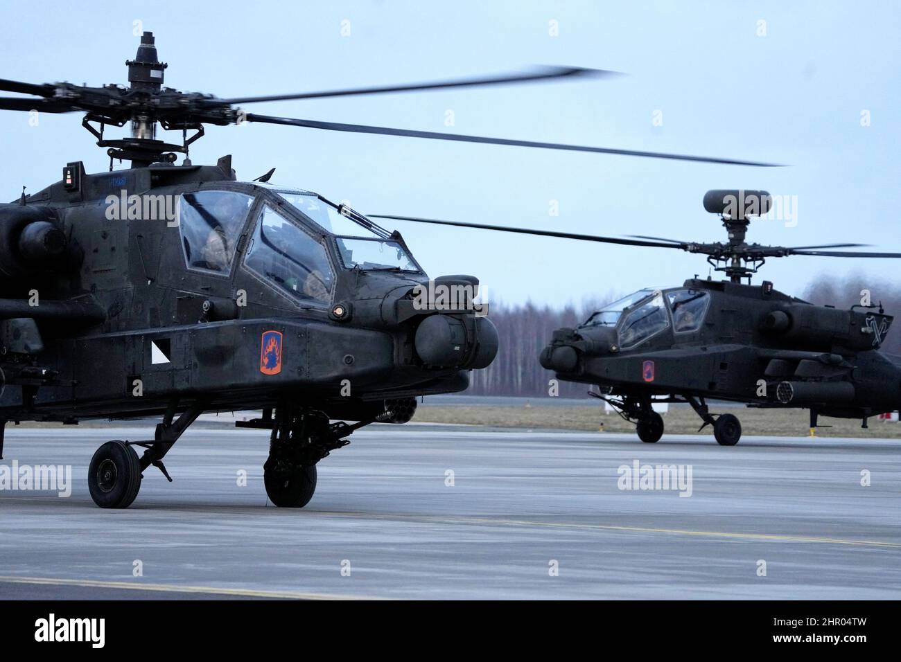 US Boeing AH-64 Apache-Hubschrauber kommen am 24. Februar 2022 auf dem ...
