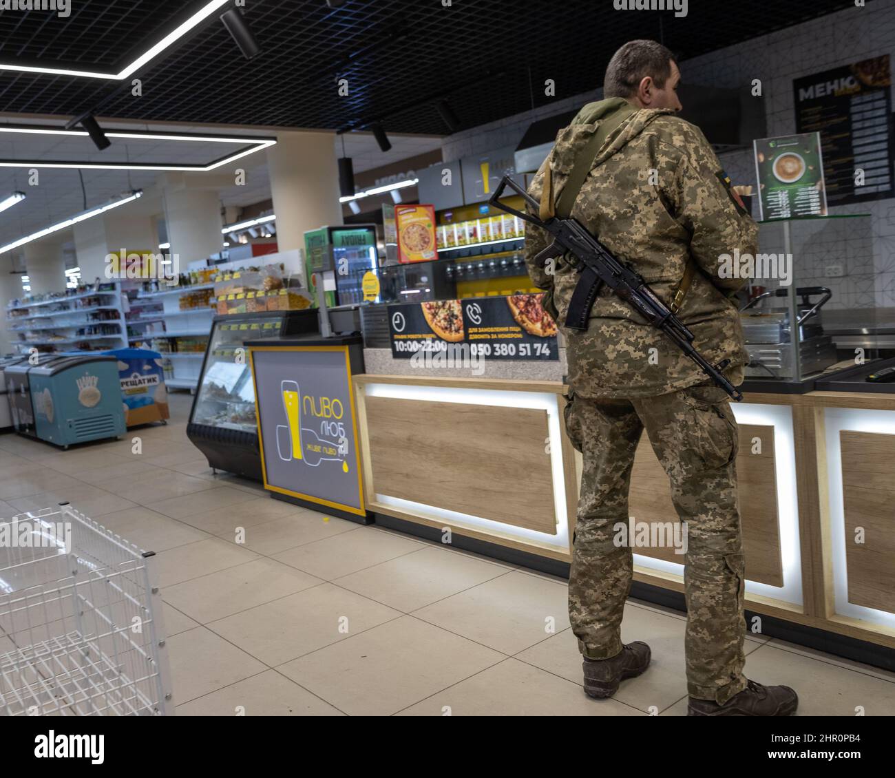 Ein ukrainischer Soldat bekommt Nahrung 24. Februar 2022 in Charkiw, Ukraine. Die Stadt wird ...