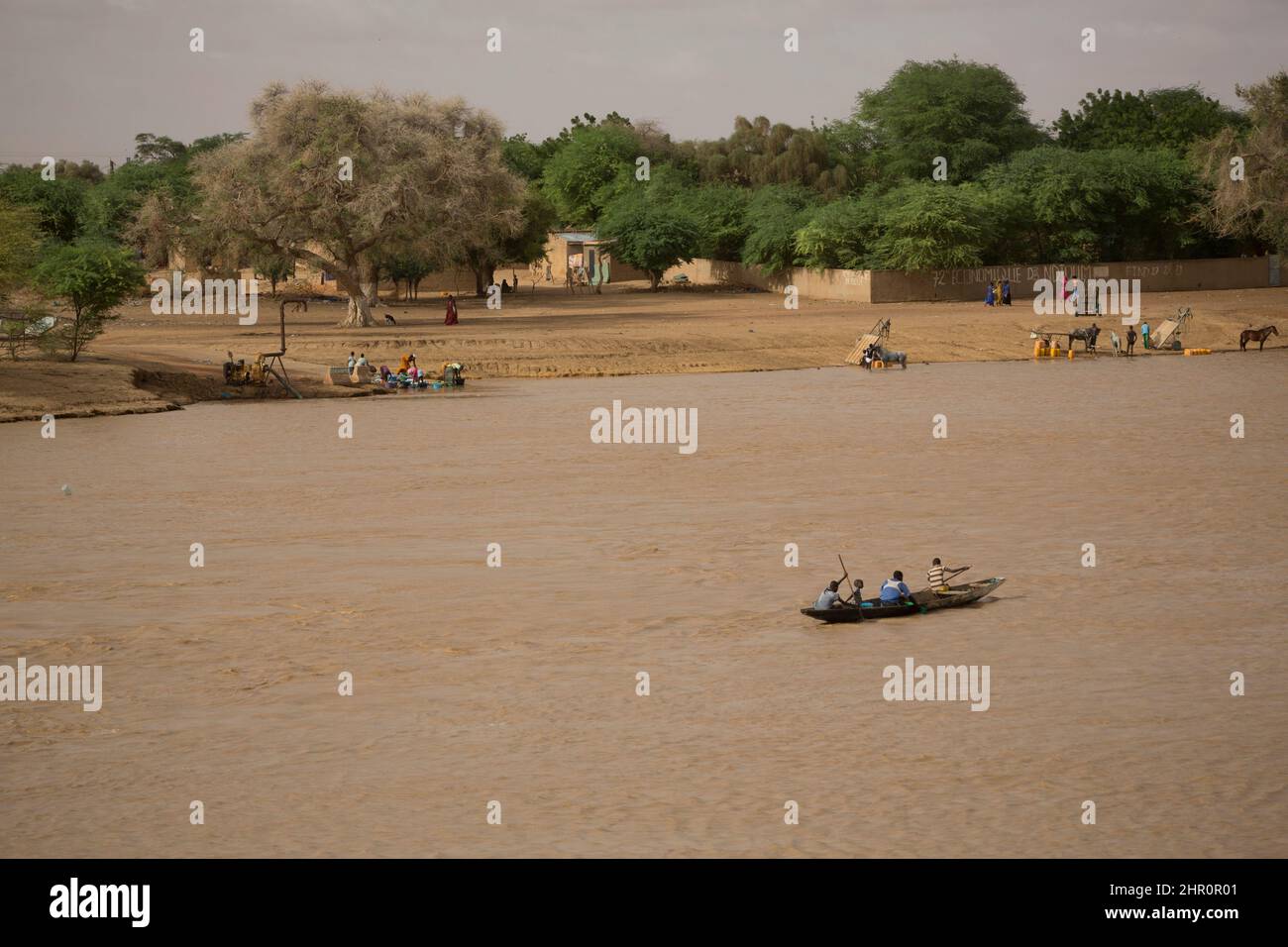 Der Doué River trennt die Stadt Ndioum von Morphil Island im ...
