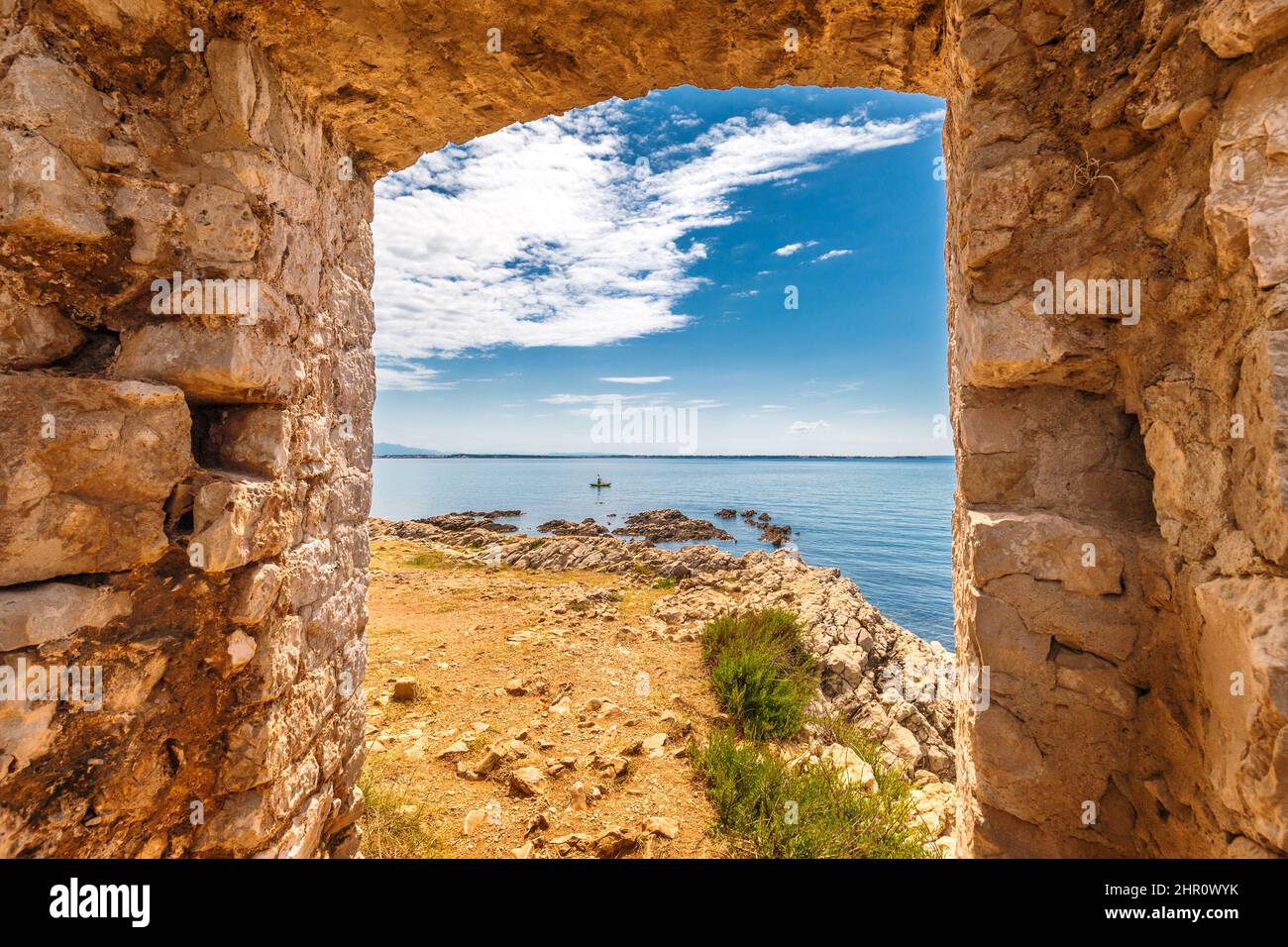 Blick auf das Meer von Kastelina Burg, Festungsruinen auf Vir Insel ...