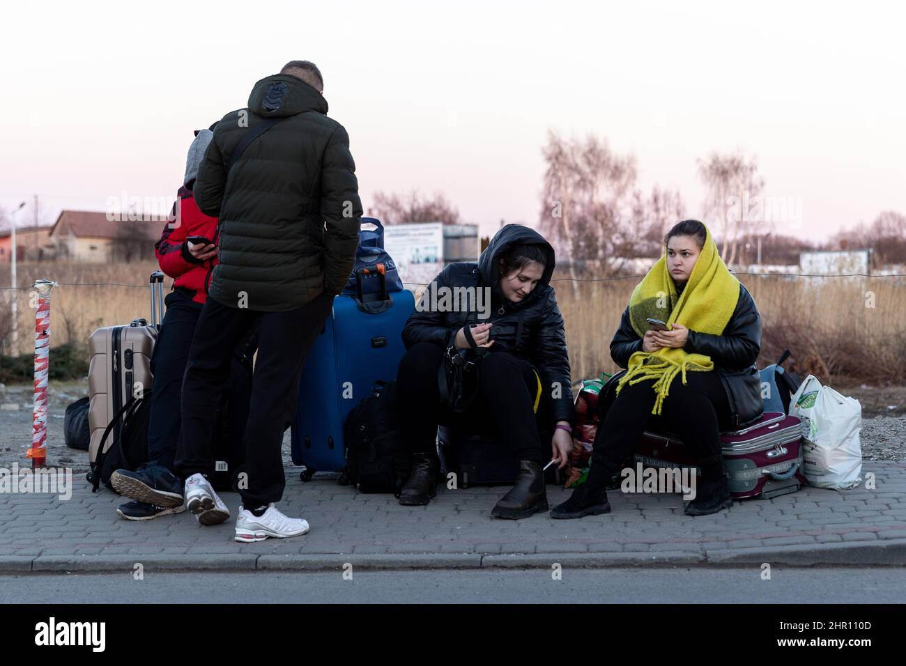 Ukrainische Familien überqueren die Grenze, als erste Migranten aus der ...