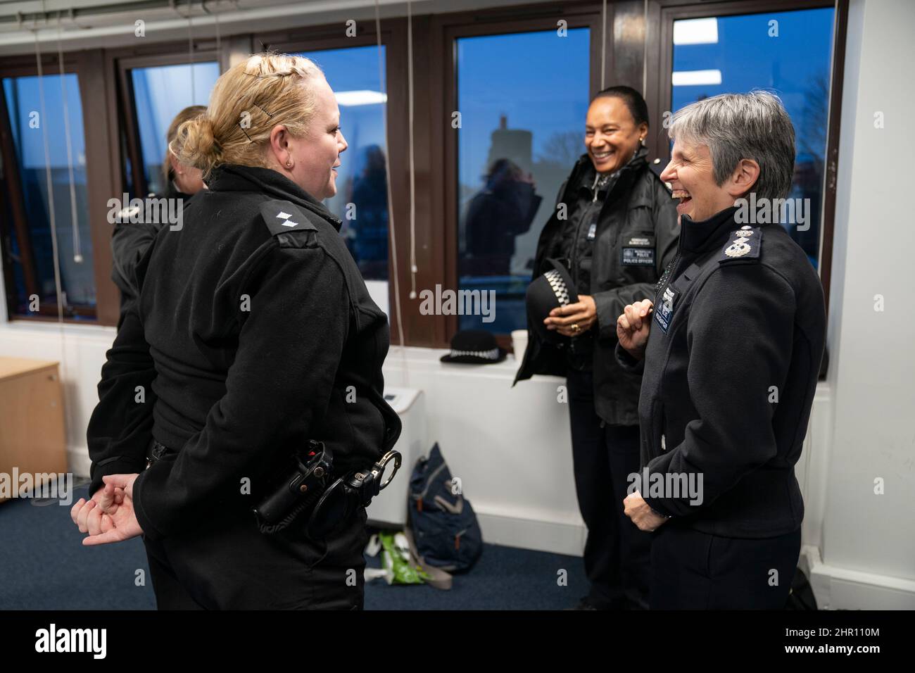 Kommissarin Cressida Dick (rechts) spricht mit Sergeant Becky Perkins (links), der die Idee für ...