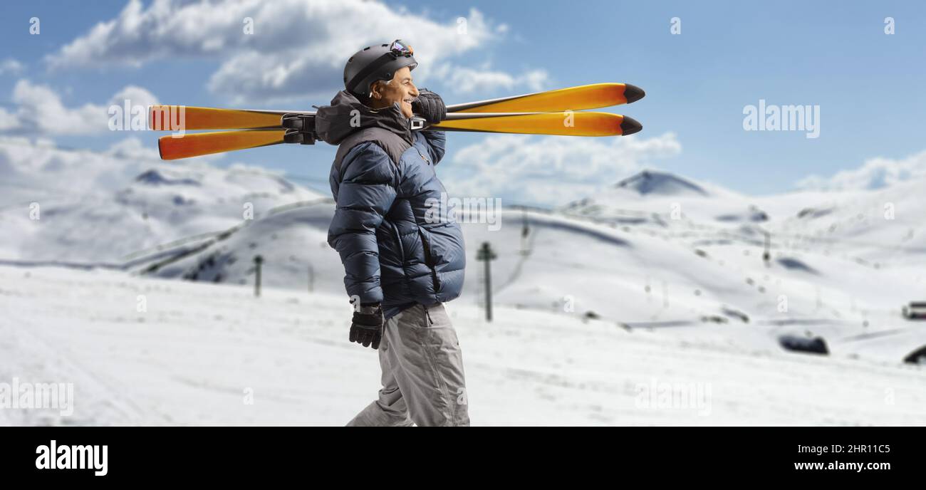 Skifahrer tragen -Fotos und -Bildmaterial in hoher Auflösung – Alamy