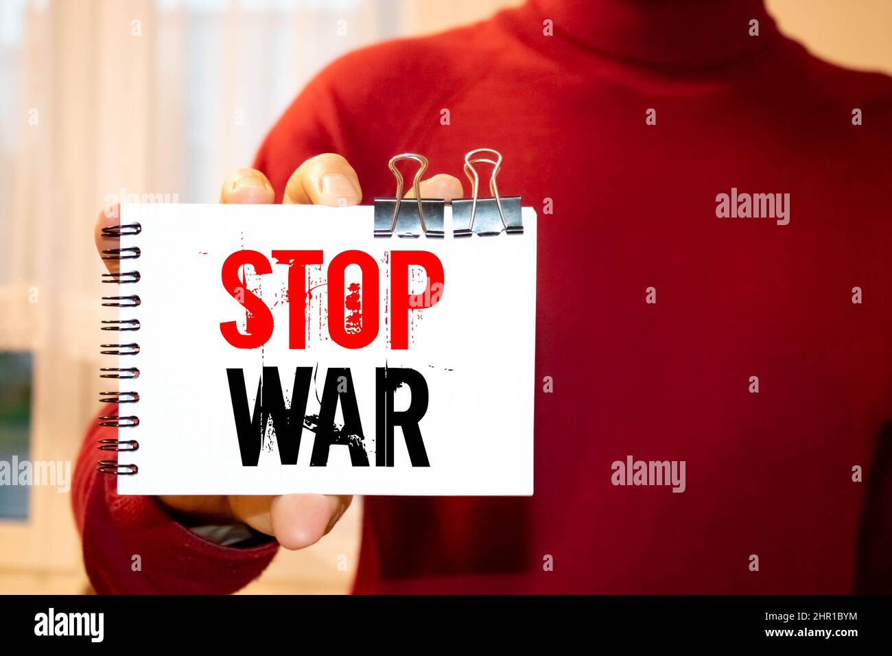 Die Phrase Stop war und Stop-Zeichen auf einem Karton-Banner in der ...