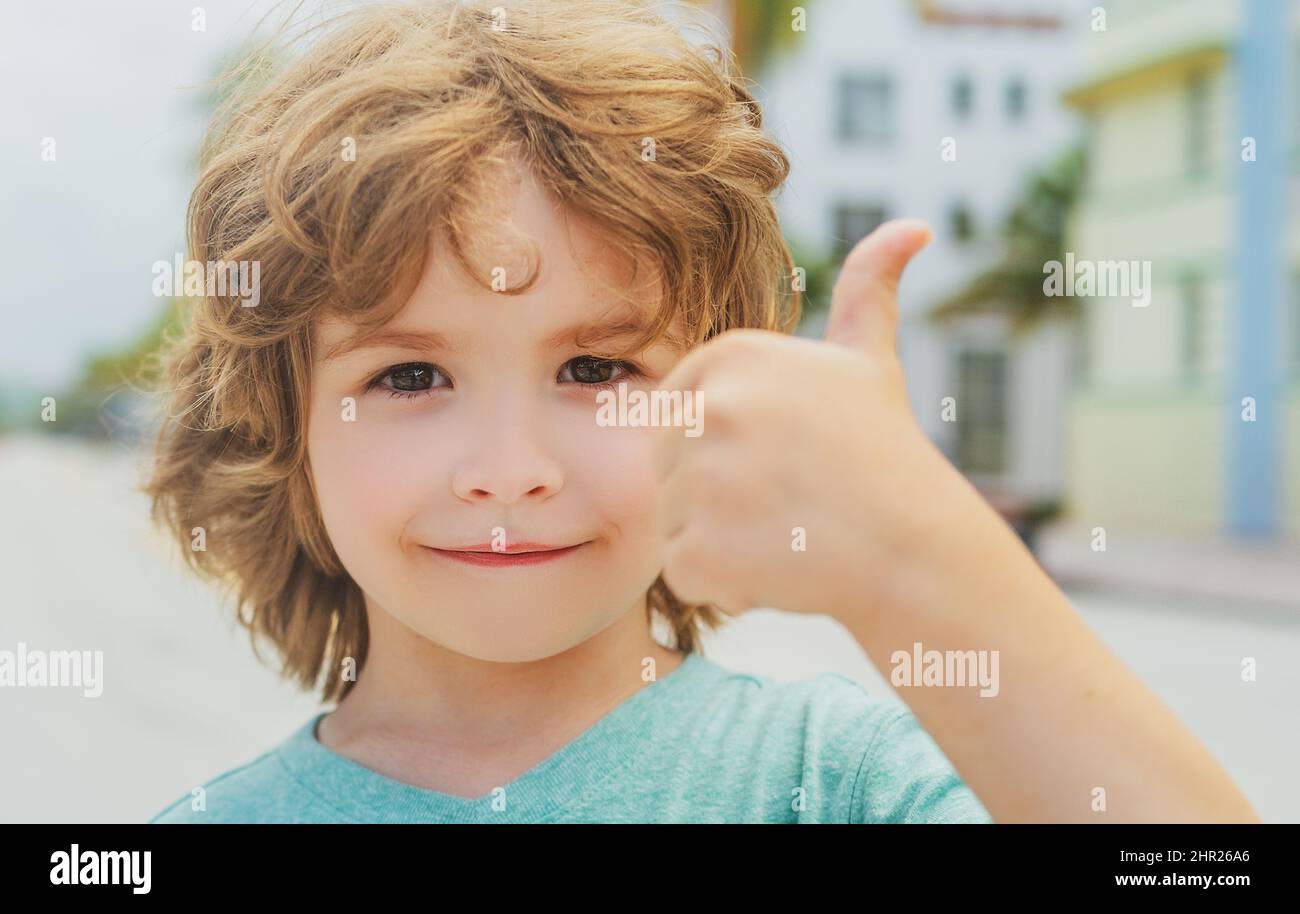 Ein Kind mit Brille gibt einen Daumen nach oben. Ein Kind mag die ...