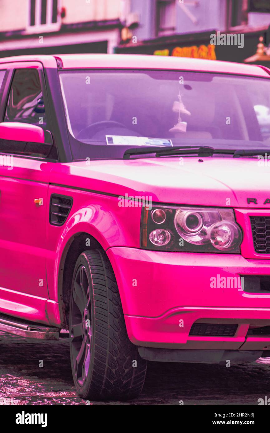 Rosa range rover -Fotos und -Bildmaterial in hoher Auflösung – Alamy