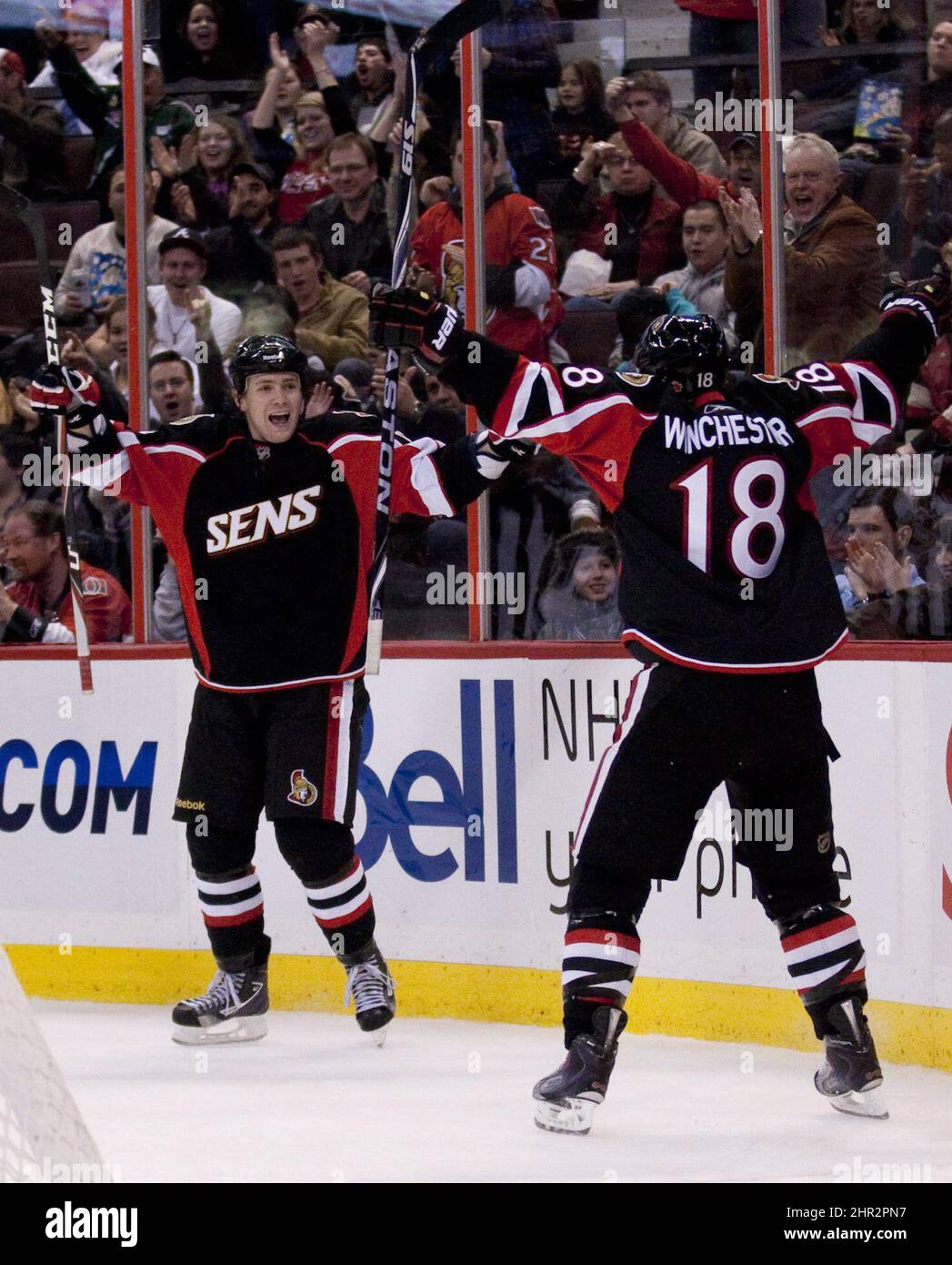Zack Smith, links von den Ottawa Senators, feiert ein zweites Tor mit ...