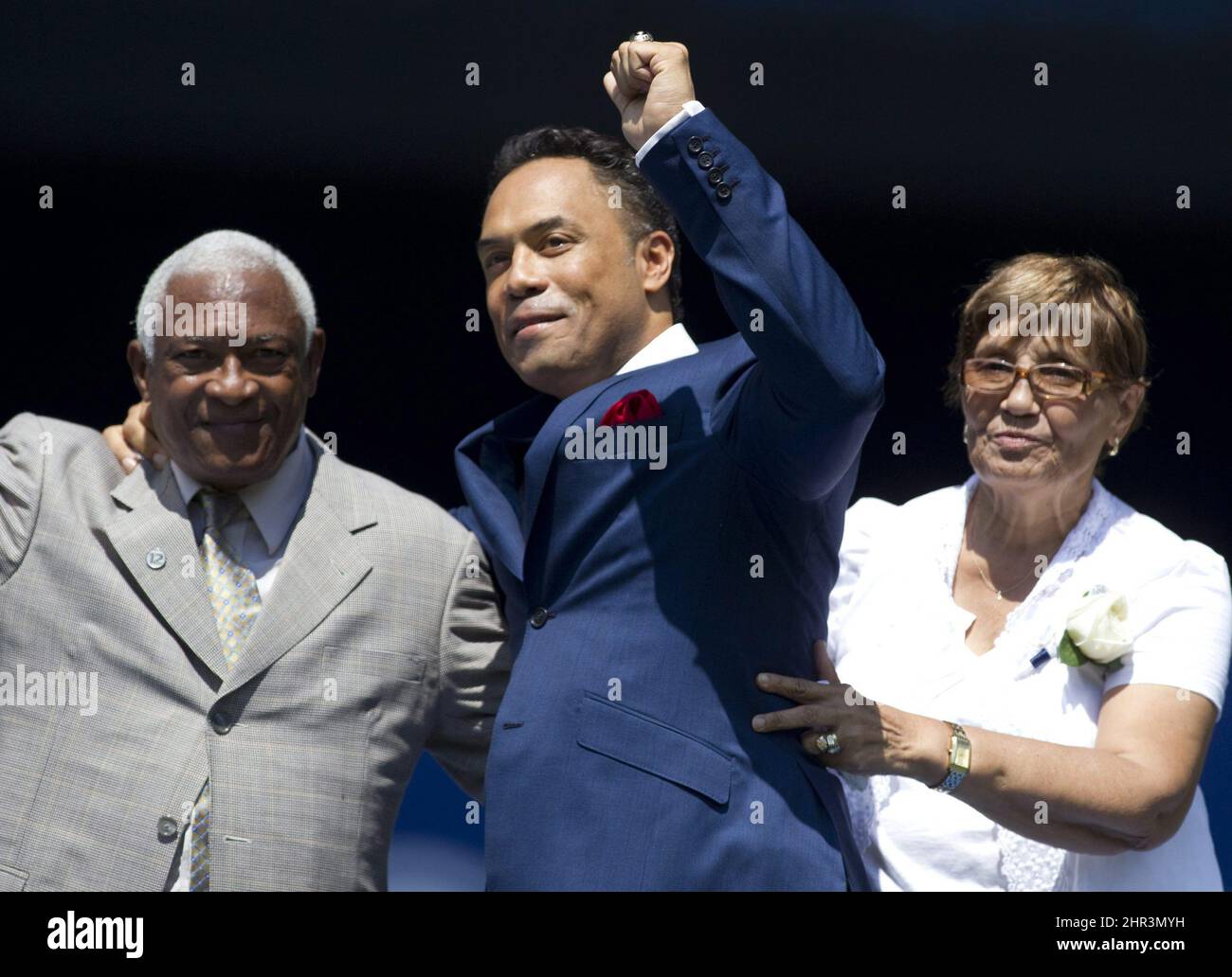 Roberto Alomar (Mitte) sticht der Menge zu, während er mit seinem Vater ...