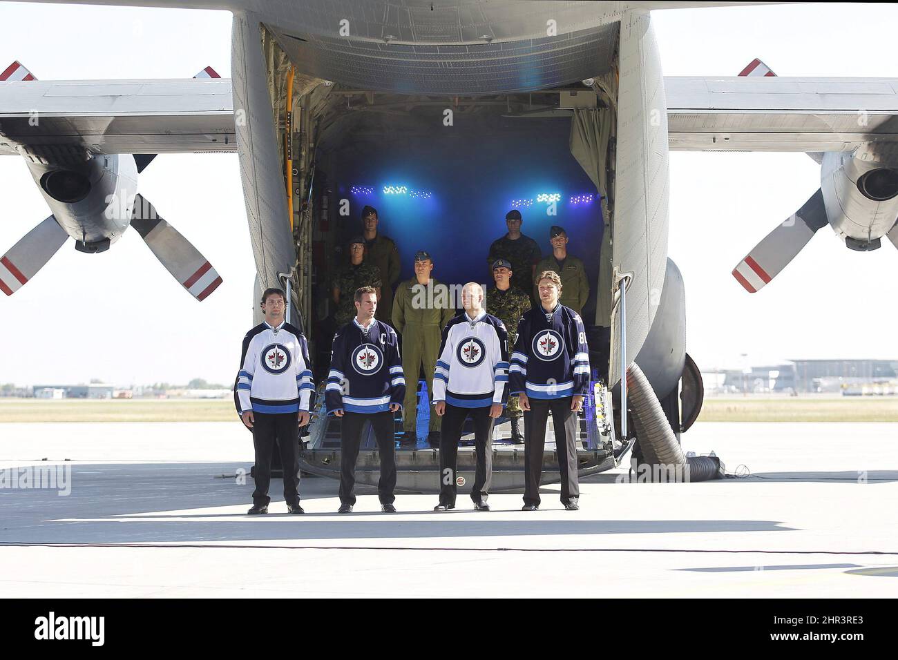 Die Spieler Mark Stuart (von links nach rechts), Andrew Ladd, Eric Fehr ...