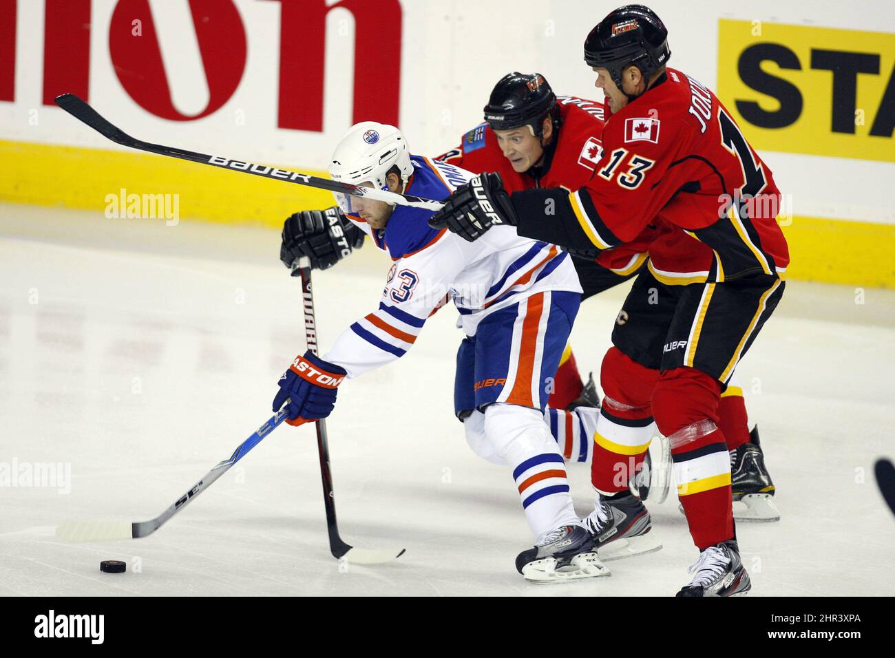 Linus Omark von Edmonton Oilers, links, kommt am Sonntag, 25. September ...