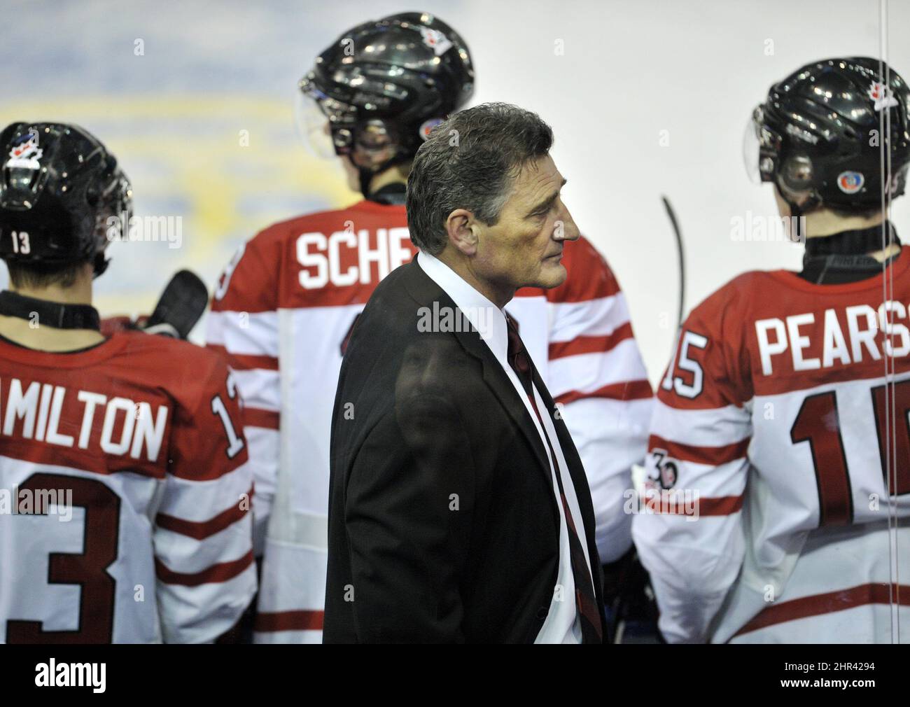 Team Canada Cheftrainer Don Hay, Mitte, steht hinter der Bank, als sie ...