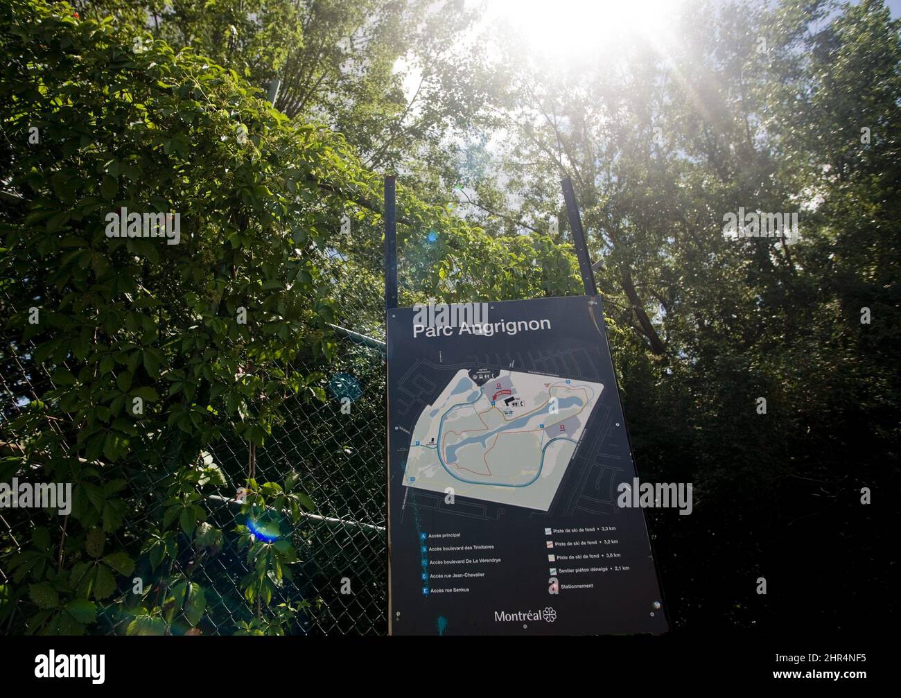 Ein Schild für den Parc Angrignon ist am Montag, den 2. Juli 2012, in ...