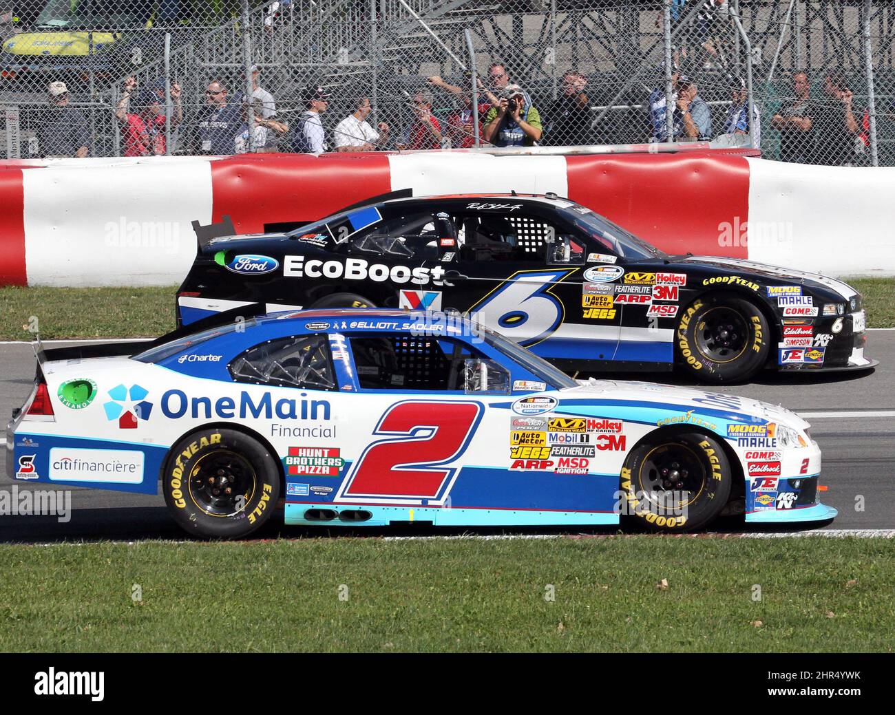 Ricky Stenhouse Jr. (6) passiert Elliot Sadler (2) beim NAPA Auto Parts ...