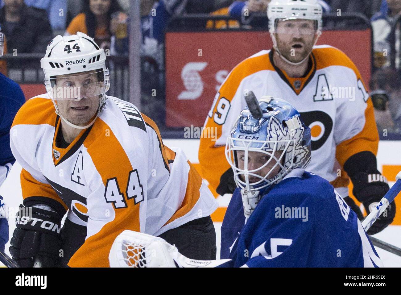 Toronto Maple Leafs Torhüter Jonathan Bernier (rechts) macht eine ...