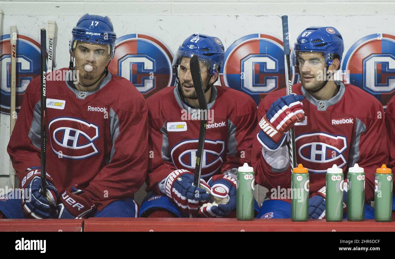 Montreal Canadiens 'Rene Bourque, links, bläst eine Blase, während ...