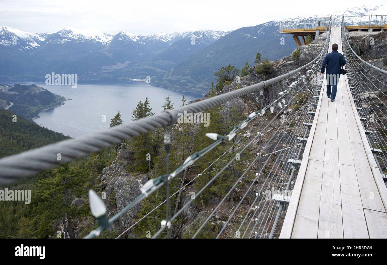 Das Wasser von Howe Sound wird von der Hängebrücke an der Spitze der ...