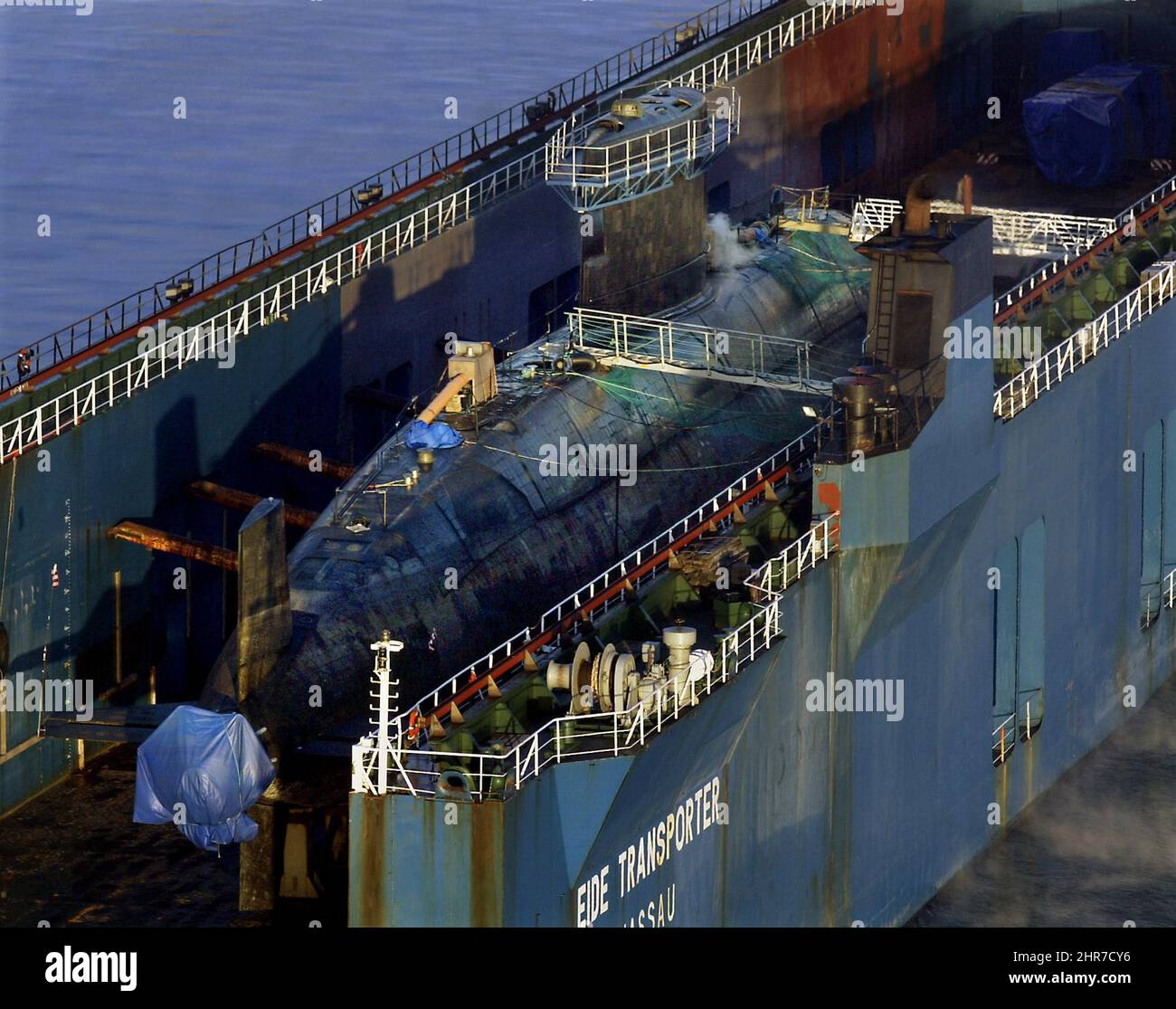 Das kanadische U-Boot HMCS Chicoutimi kommt mit dem norwegischen ...