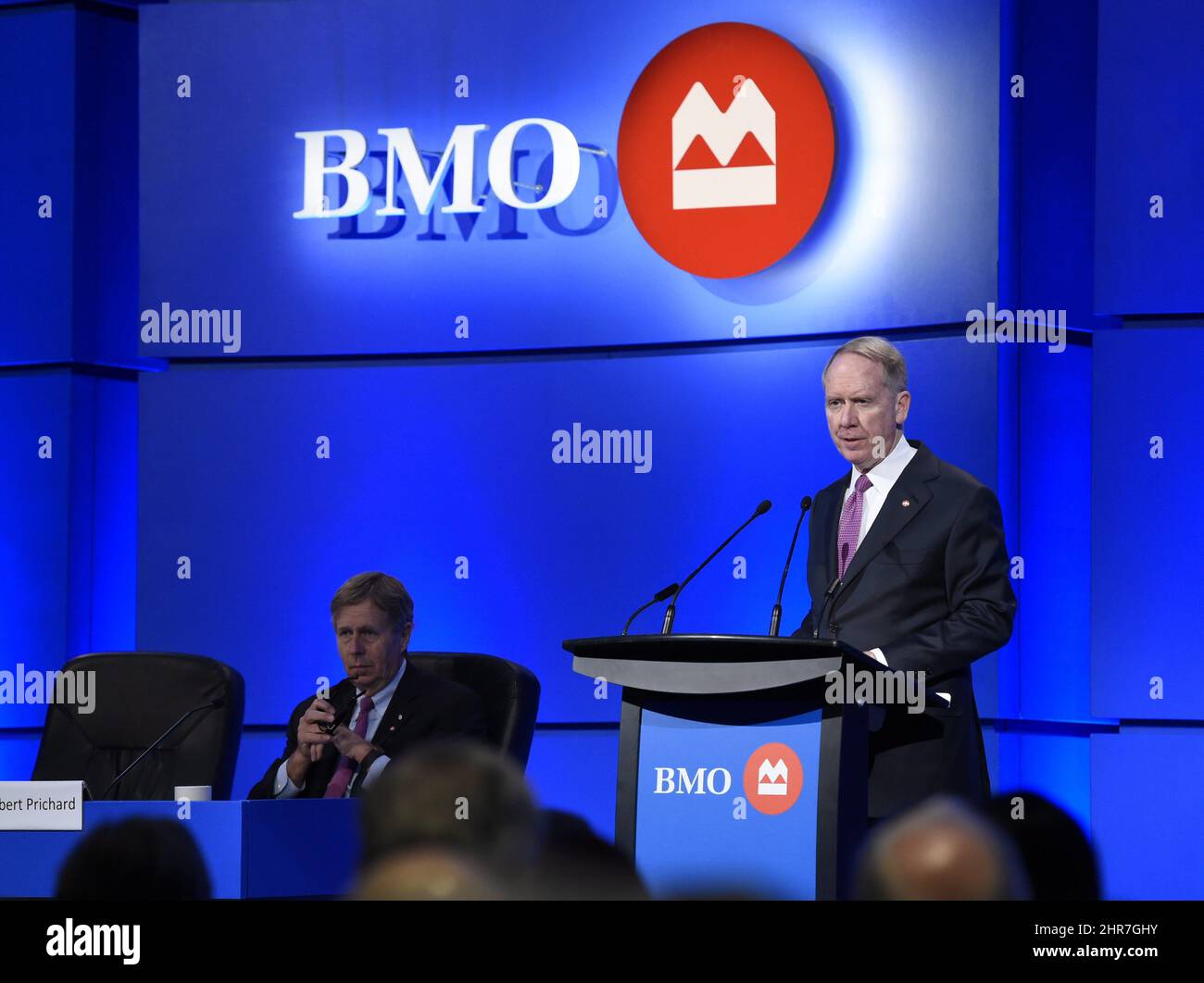 William Downe, CEO der BMO Financial Group, rechts, spricht mit den ...