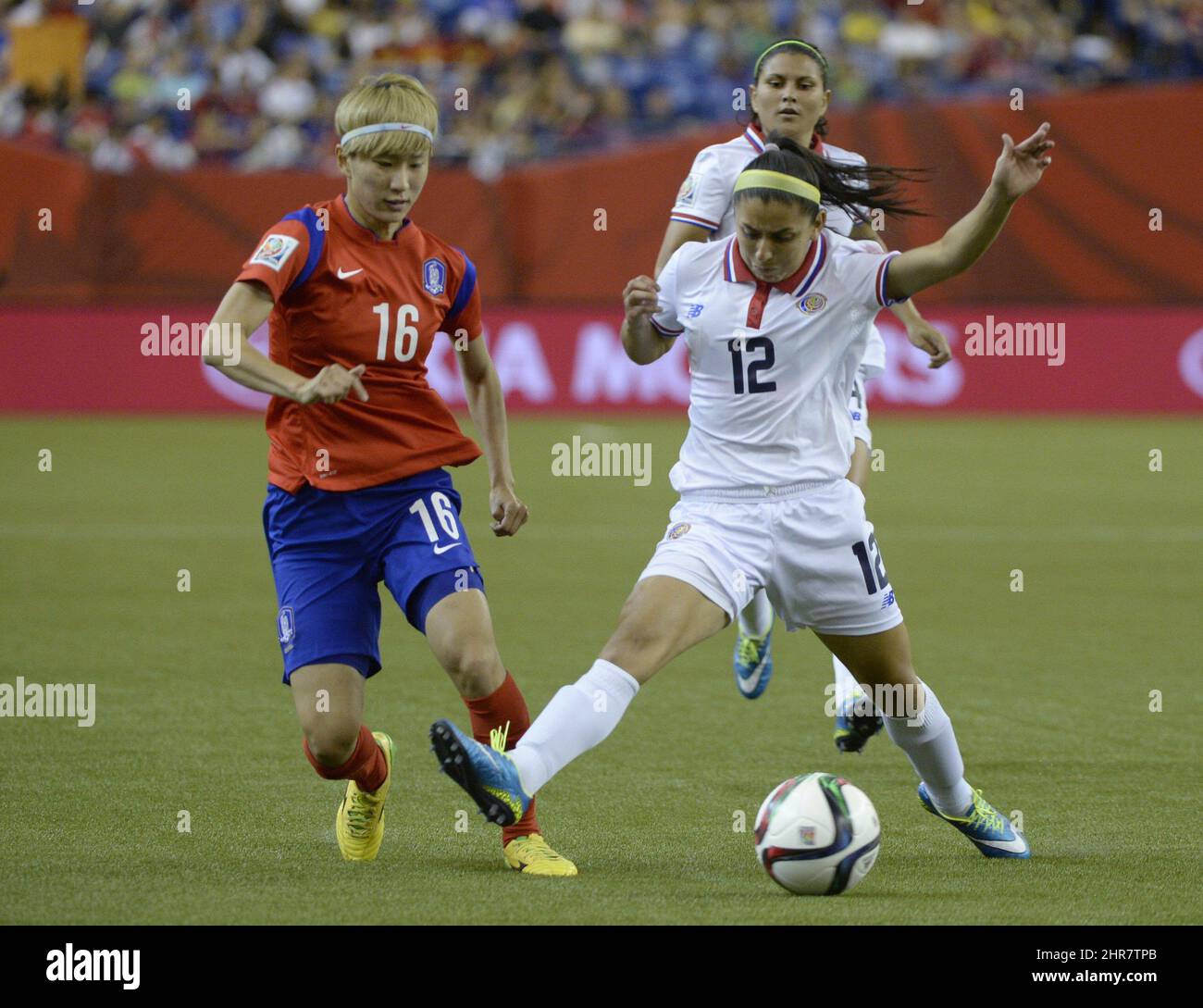 Yumi Kang (16) der koreanischen Republik kämpft am Samstag, den 13. Juni 2015 in Montreal mit ...