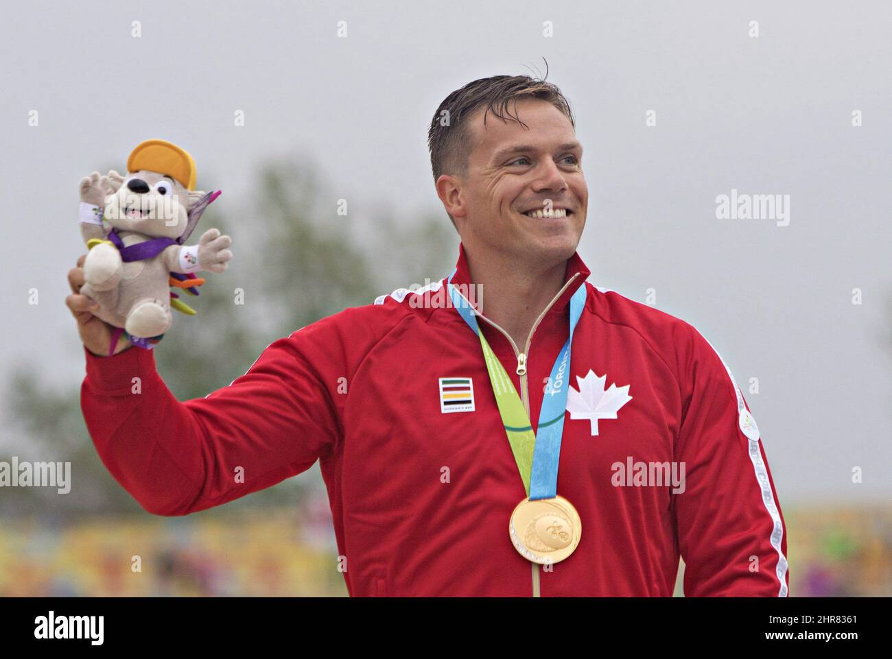 Der Kanadier Mark de Jonge nimmt seine Goldmedaille für das Kajakrennen ...