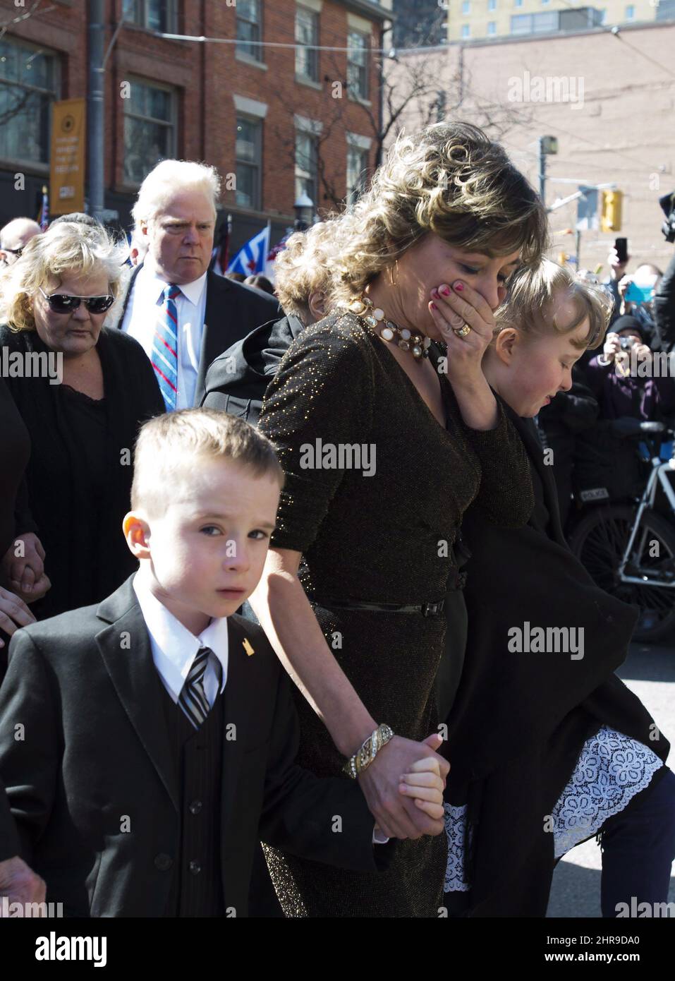 Die Witwe Renata Ford, Mitte, Sohn Dougie Ford, links, und Tochter ...