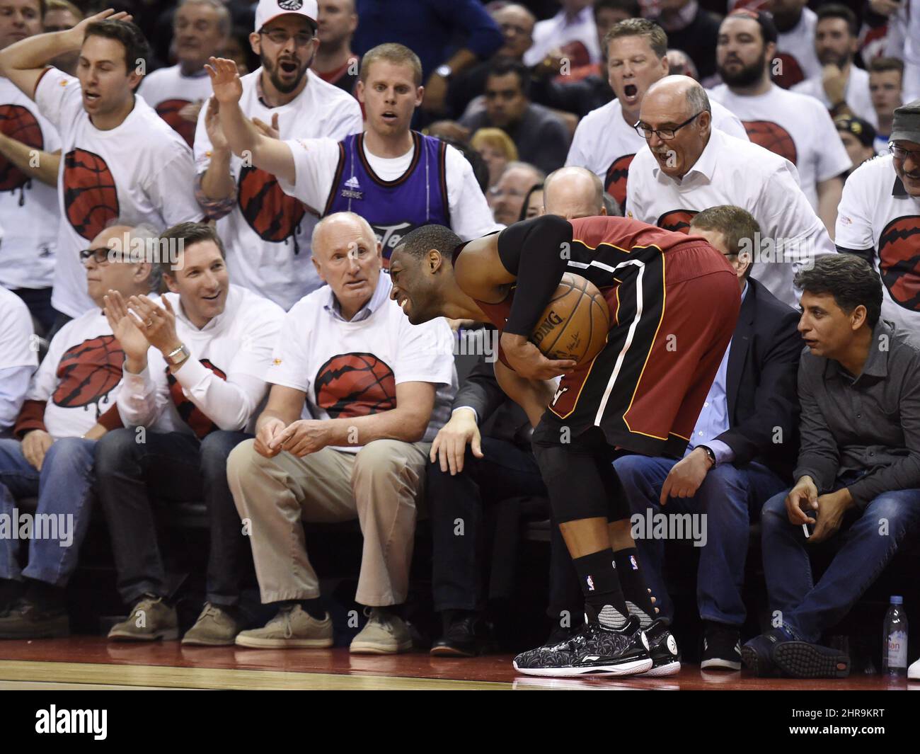 Dwyane Wade von Miami Heat knarzt, als er sich während der zweiten ...