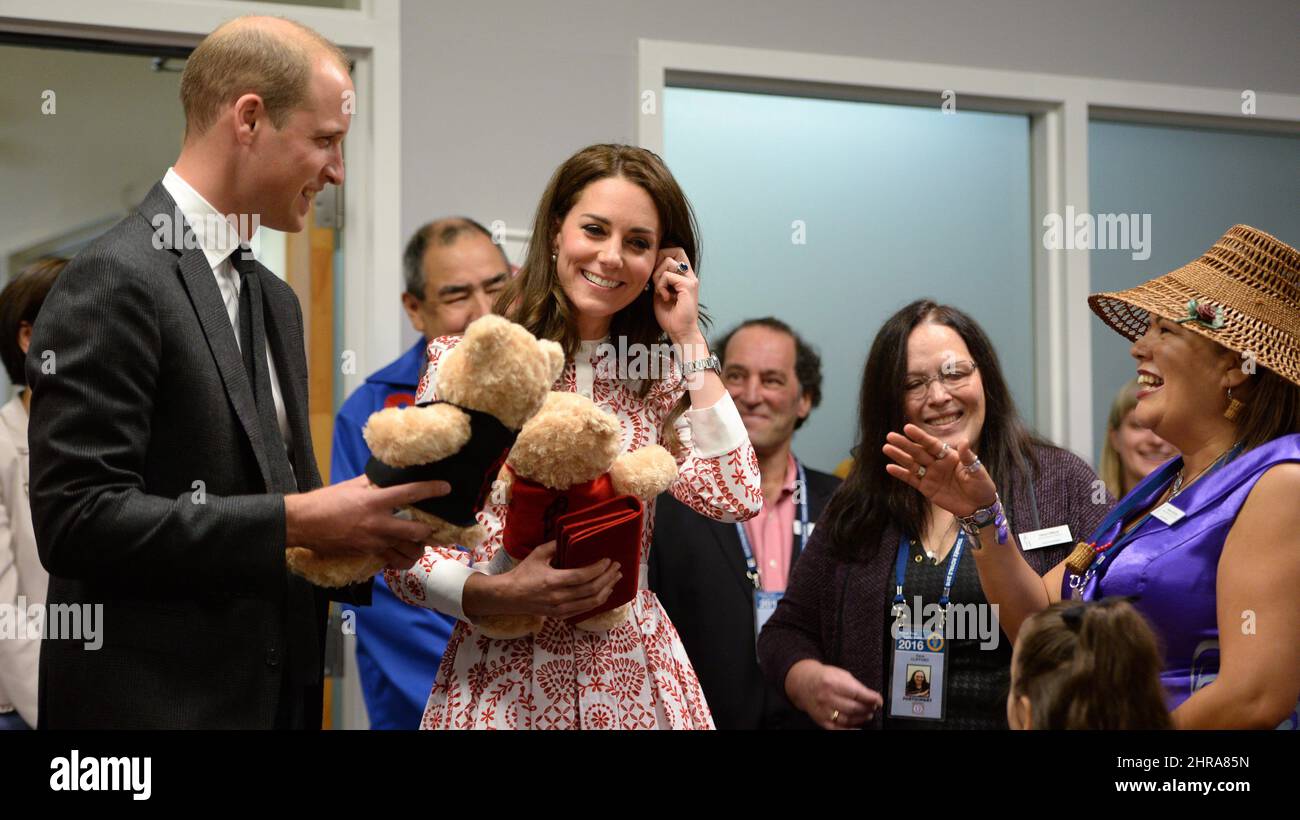 Der Herzog und die Herzogin von Cambridge erhalten Teddybären vom ...
