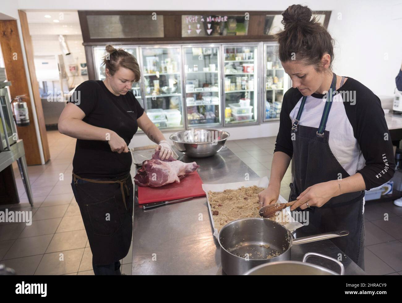 Charline Labonte, rechts, Torhüterin des kanadischen Eishockeyteams ...