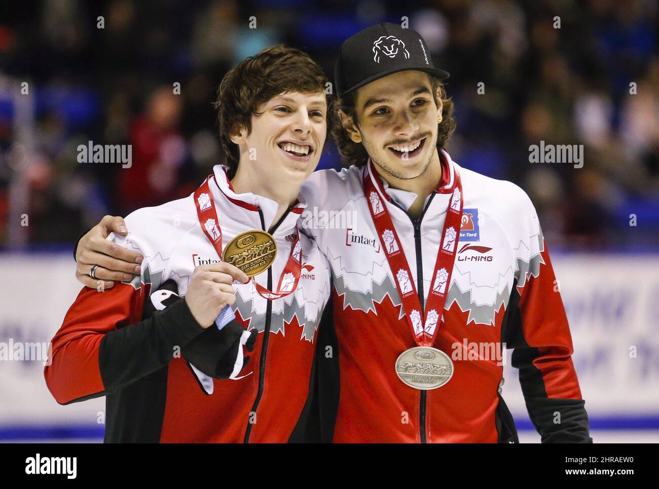Der Kanadier Charle Cournoyer, links, feiert seine Goldmedaille mit ...