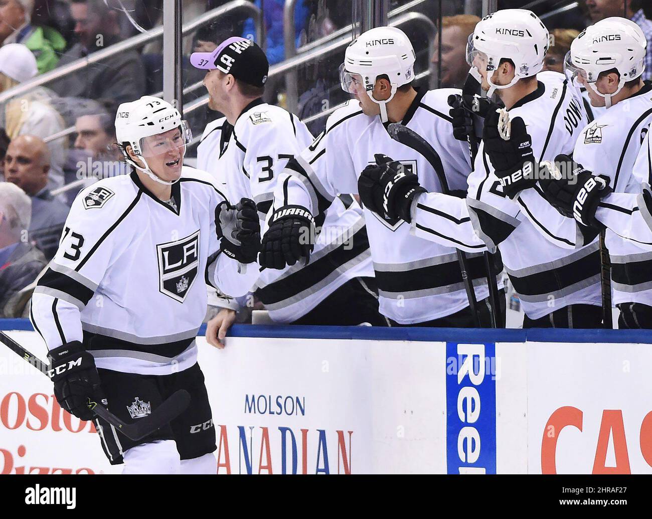 Los Angeles Kings Center Tyler Toffoli (73) feiert sein Tor gegen die ...