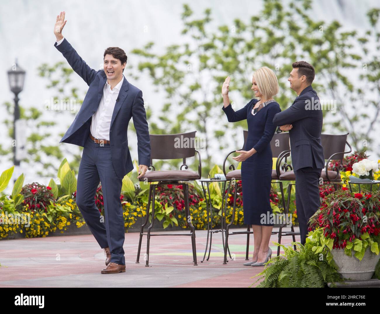 Premierminister Justin Trudeau, links, mit Kelly Ripa, Mitte, und Ryan ...