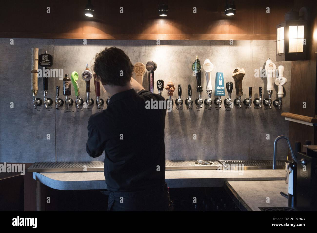 Barkeeper Noah Lauffer gießt am Freitag, den 16. Juni 2017, ein Craft ...