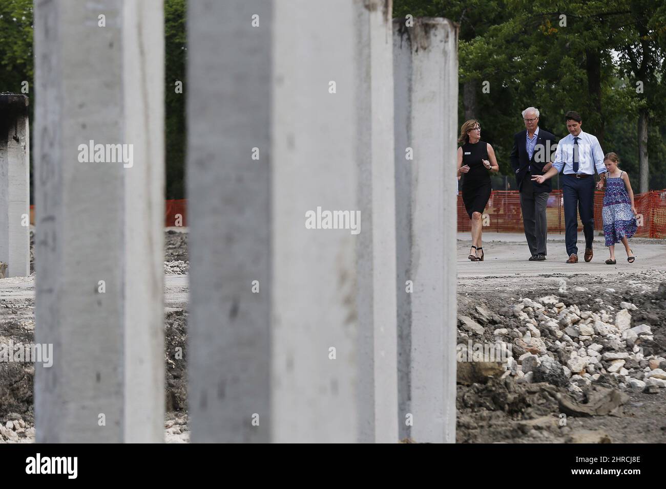 Premierminister Justin Trudeau geht mit Margaret Redman, links ...