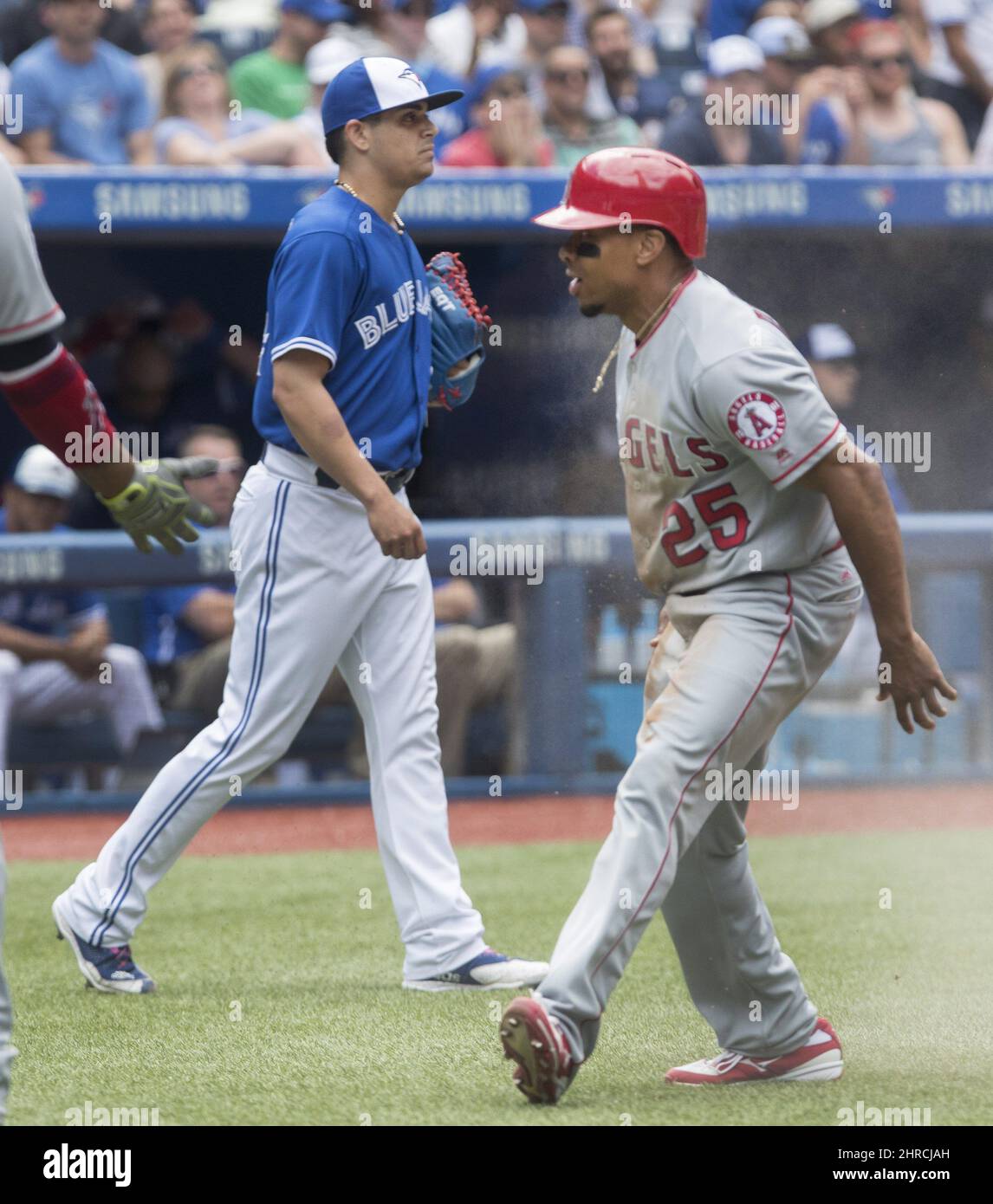 Ben Revere von Los Angeles Angels feiert den Sieg, als Roberto Osuna ...