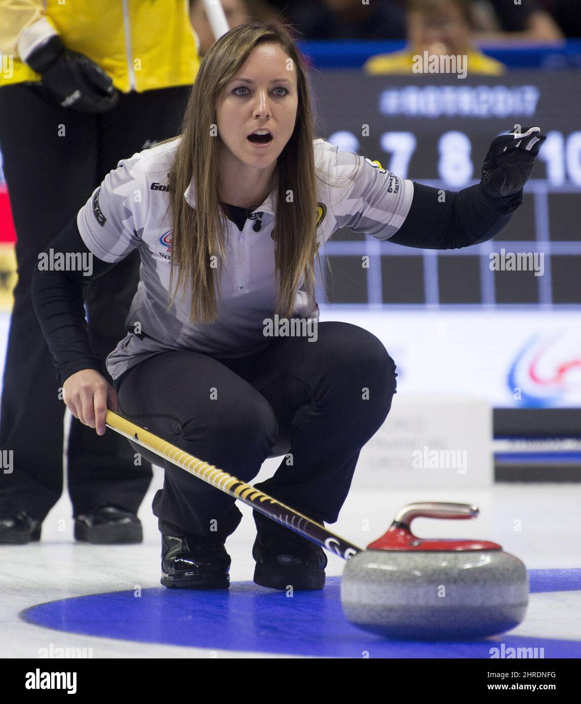 Skip Rachel Homan aus Ottawa beobachtet, wie sich ein Schuss während ...