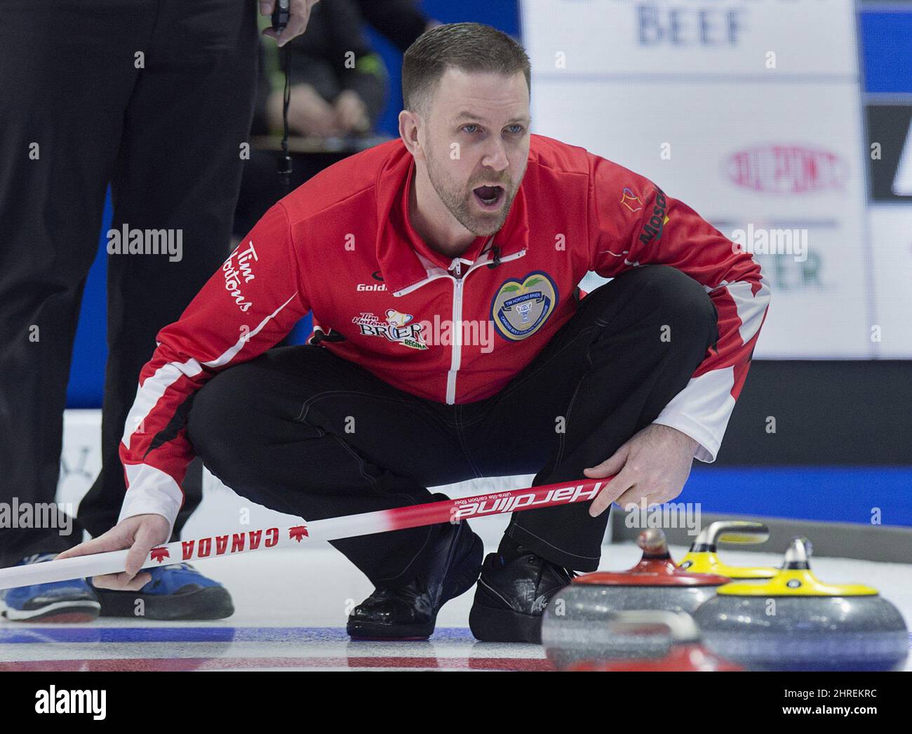 Das Team Canada skip Brad Gushue leitet den Sweep, als sie am ...