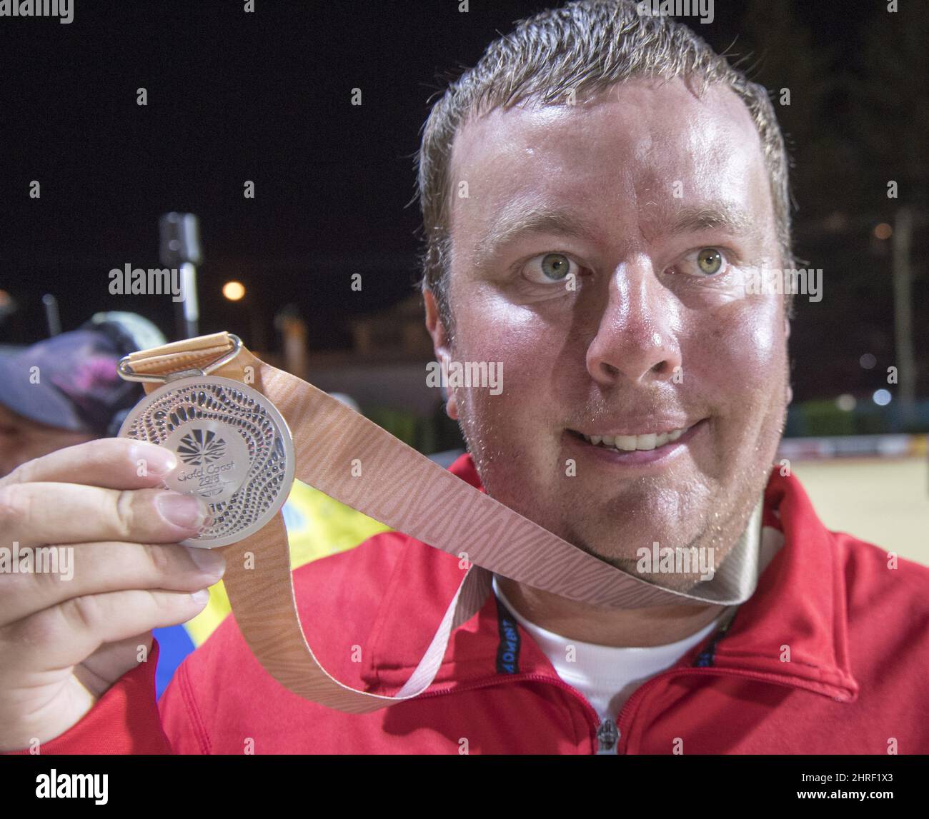 Kanadas Ryan Bester hält seine Silbermedaille nach dem Lawn Bowling ...