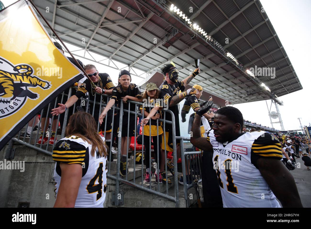 Larry Dean (11), der Direktbacker von Hamilton Tiger-Cats, schüttelt ...
