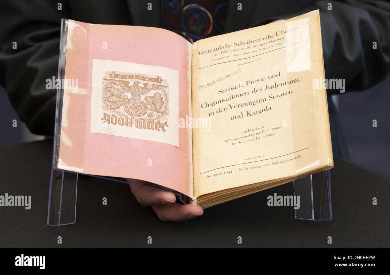 Michael Kent, Kurator der Jacob M. Lowy-Sammlung, zeigt am Mittwoch ...