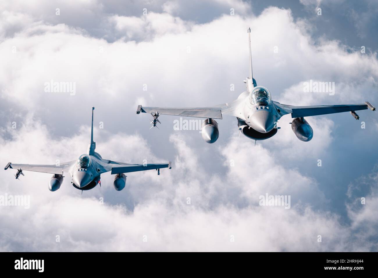 Die Hellenic Air Force F-16 kämpft gegen Falcon-Kampfflugzeuge, während ...