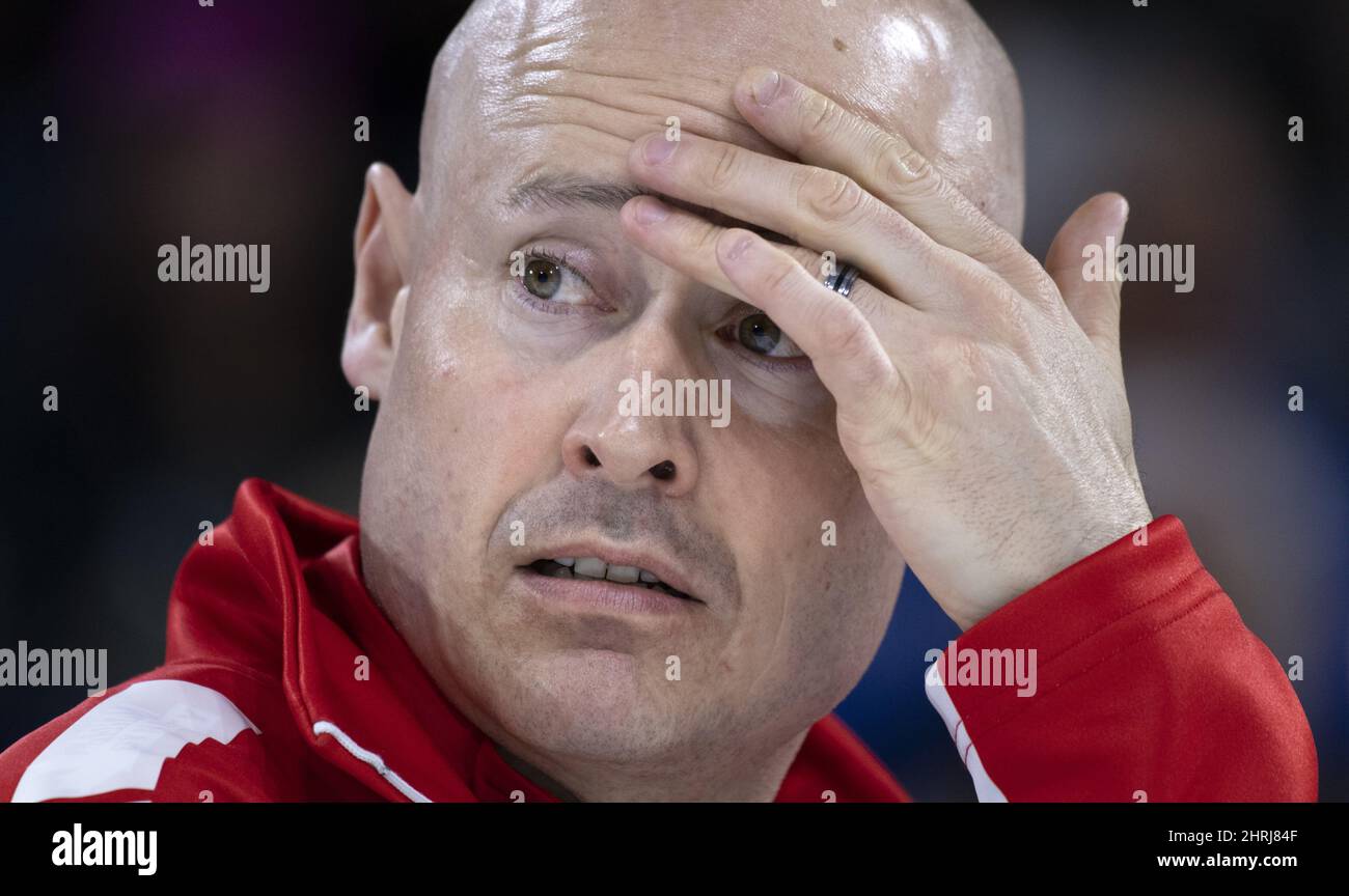 Canada skip Kevin Koe behält die Action im Auge, als sie am Samstag ...