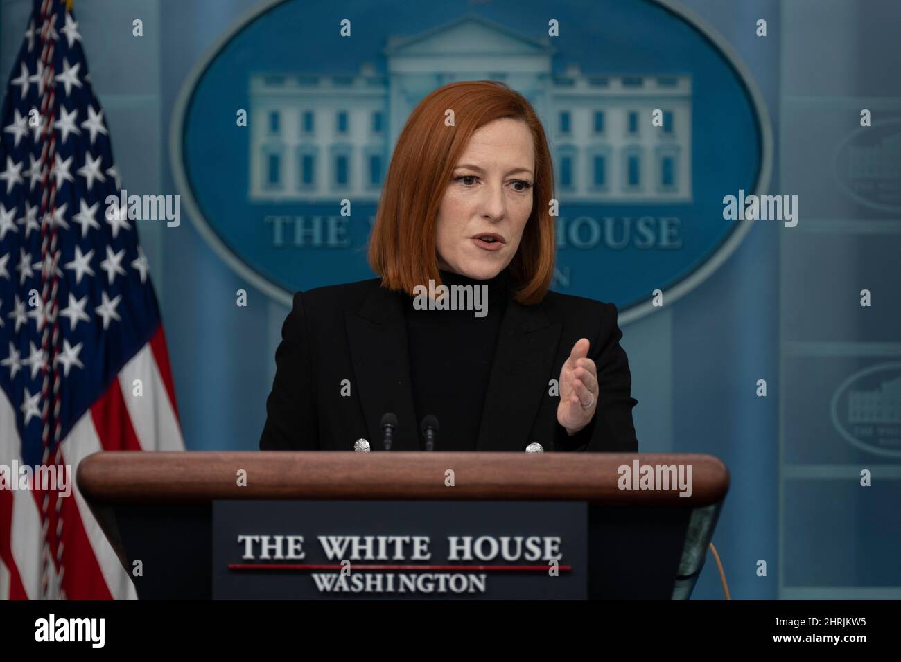 Jen Psaki, die Pressesprecherin des Weißen Hauses, hält am Freitag, den 25. Februar 2022, im ...